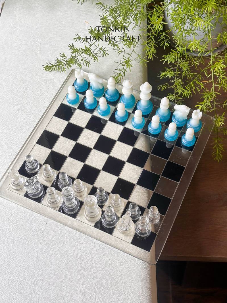Kenn Resin Chess Set — TONKIN HANDICRAFT